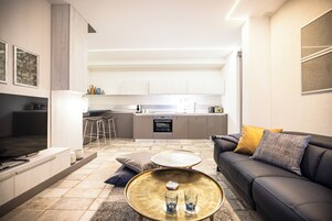 Apartamento Deluxe | Roupa de alta qualidade, camas de colchão pillowtop, cofre no quarto 