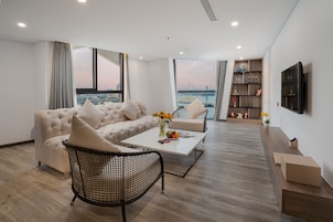 Suíte família, 2 quartos (Riverfront) | Área de estar | TV de tela plana 24 polegadas com canais a cabo, TV