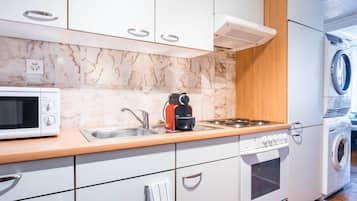 Um micro-ondas, uma cafeteira/bule, uma cadeira de bebé