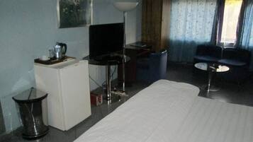 Quarto Duplo Deluxe | Minibar, secretária, cortinas/cortinados opacos, camas desdobráveis