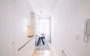 Apartamento, 1 quarto | Cozinha privada | Um frigorífico, um micro-ondas, um forno, uma placa de cozinha 