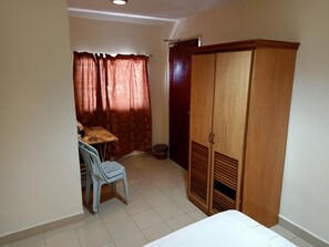 Quarto Triplo Deluxe (with Window) | Secretária, ferro/tábua de engomar, Wi-fi grátis