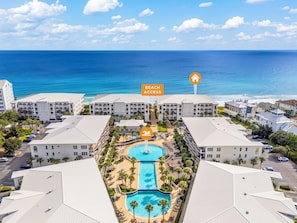 Resort com piscina central, acesso à praia e vários edifícios.