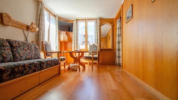Quarto casal família | Escrivaninha, berços (sobretaxa), camas extras/dobráveis (sobretaxa)