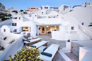 Fachada do alojamento (tarde/noite)