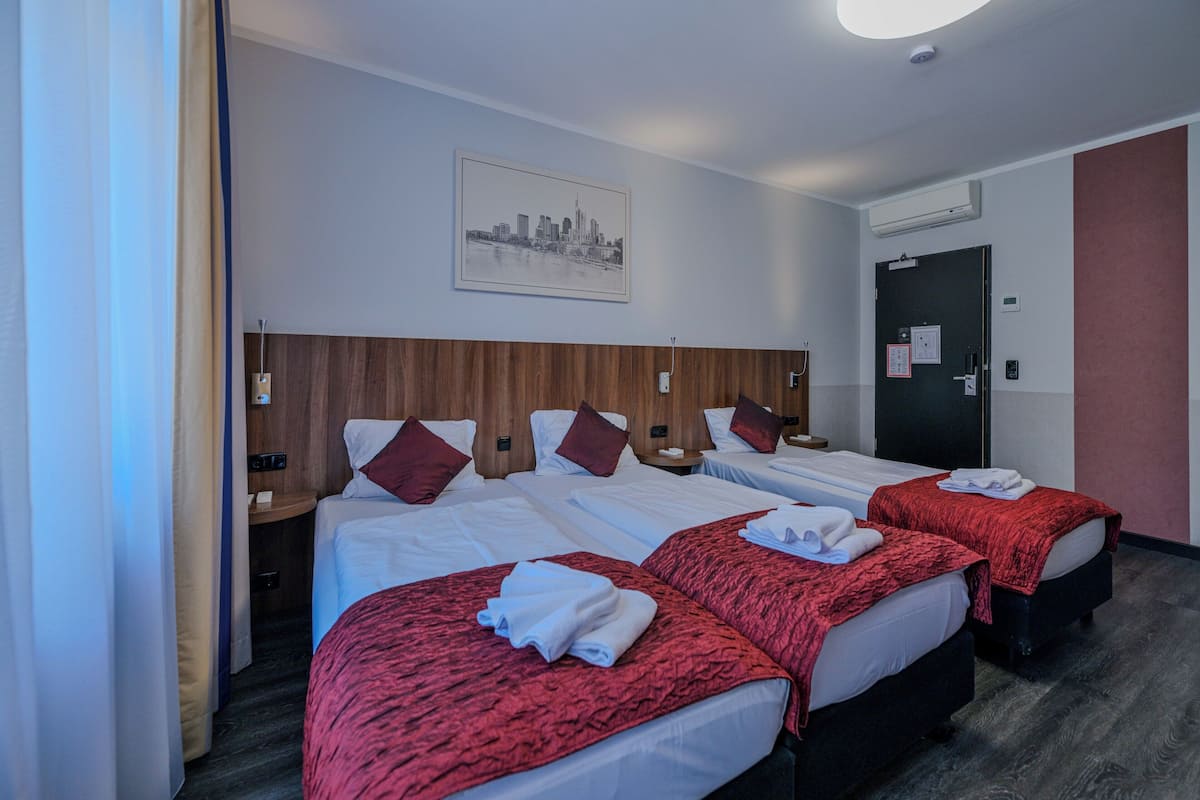 Quarto triplo conforto | Frigobar, cofres nos quartos, cortinas blackout, quartos à prova de som