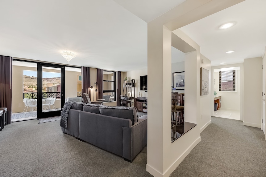 Lakeview Haven: Unwind With Panoramic Serenity - Henderson, NV