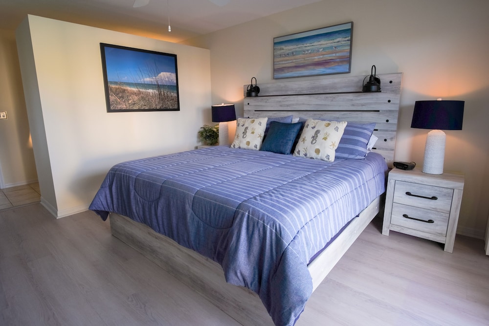 Ocean Drive Oasis In Vero Beach - 2br/2ba - Mere Steps To Everything!!! - Vero Beach, FL