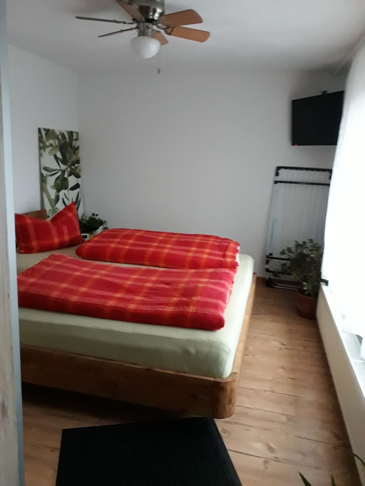Bungalow Am Stadtrand  Mit Terrasse Unter Altbaumbestand - Sachsen-Anhalt