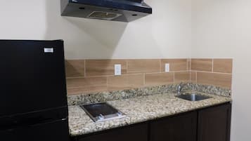 2 Queen Bed Smoking Kitchenette | Kitchenette privada | Minifrigorífico, um micro-ondas