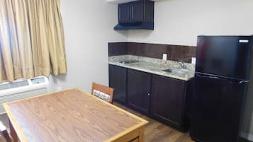 2 Queen Bed Smoking Kitchenette | Kitchenette privada | Minifrigorífico, um micro-ondas