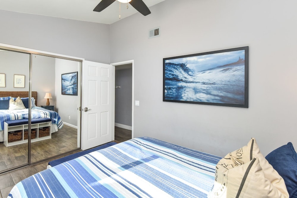 5 Bedroom Home W/ Pool Table Steps To The Beach - Newport Beach, CA