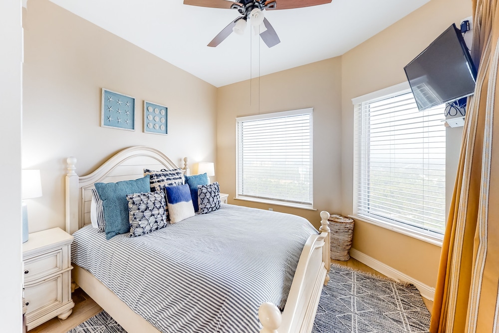 Updated Oceanfront Penthouse With Sunset Balcony Views, Pool, Hot Tub & Gym - Perdido Key, FL