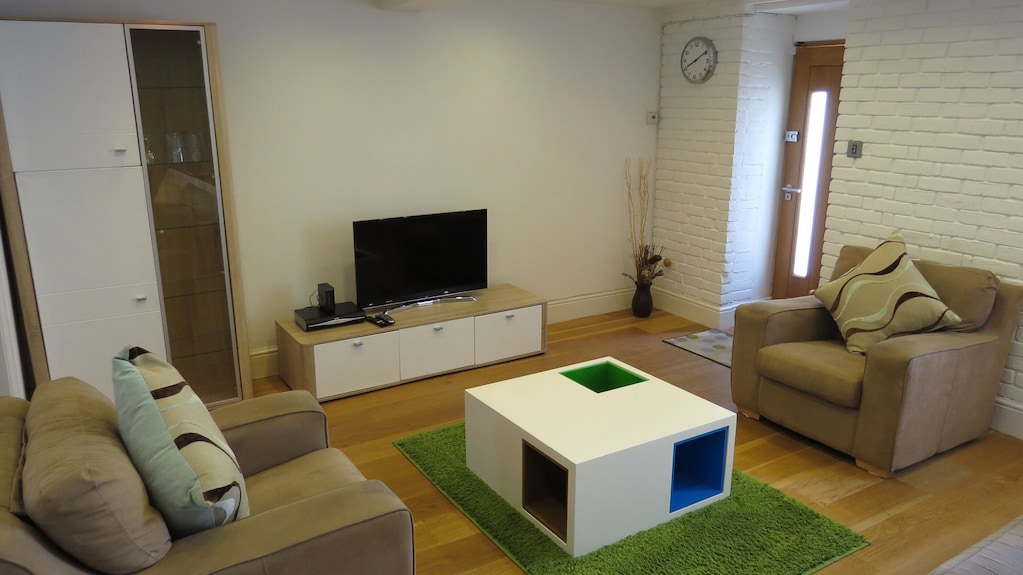 An Amazing Apartment With Free Onsite Parking - Plymouth