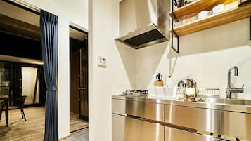 Um frigorífico/congelador grande, um micro-ondas, uma placa de cozinha