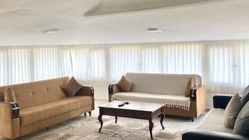 1+1 Genis Deluxe Cati Kati Daire / Apartment | Sala de estar | Televisor LED de 32 polegadas com canais via satélite, televisor