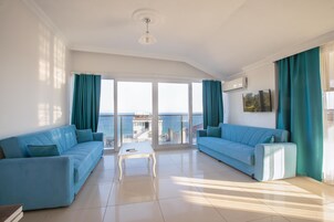 Penthouse, 2 quartos, vista para o mar | Sala de estar | Televisor LCD de 82 polegadas com canais via satélite, televisor 