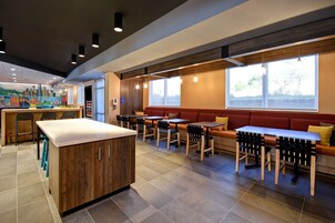 Café da manhã com buffet grátis todos os dias