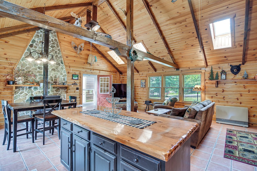 Woodsy Beaver Cove Cabin W/ Deck & Fire Pit! - Maine