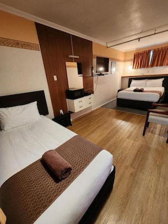 Quarto Twin | Minibar, cortinas/cortinados opacos, Wi-fi grátis . Mayfair Court Motel