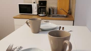 Purjevene | Kitchenette privada | Um frigorífico no espaço comum, um micro-ondas no espaço comum