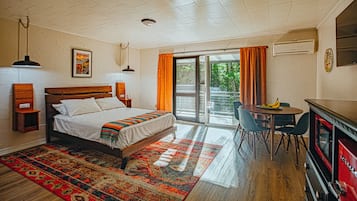 Quarto solteiro premium, 1 cama King, para não fumantes, vista para o lago | Individualmente decorados, individualmente mobiliados, cortinas blackout