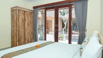 Quarto casal luxo | Cofres nos quartos, escrivaninha, ferros/tábuas de passar roupa