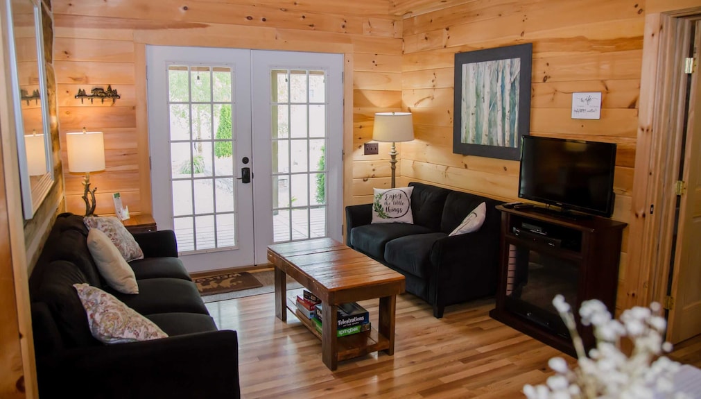 Valley View A And B - Rustic Log Cabin - Lake Erie, PA