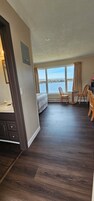 Quarto panorâmico, 1 cama Queen, suíte, vista para o oceano | Banheiro | Chuveiro/banheira combinados, produtos de toalete grátis