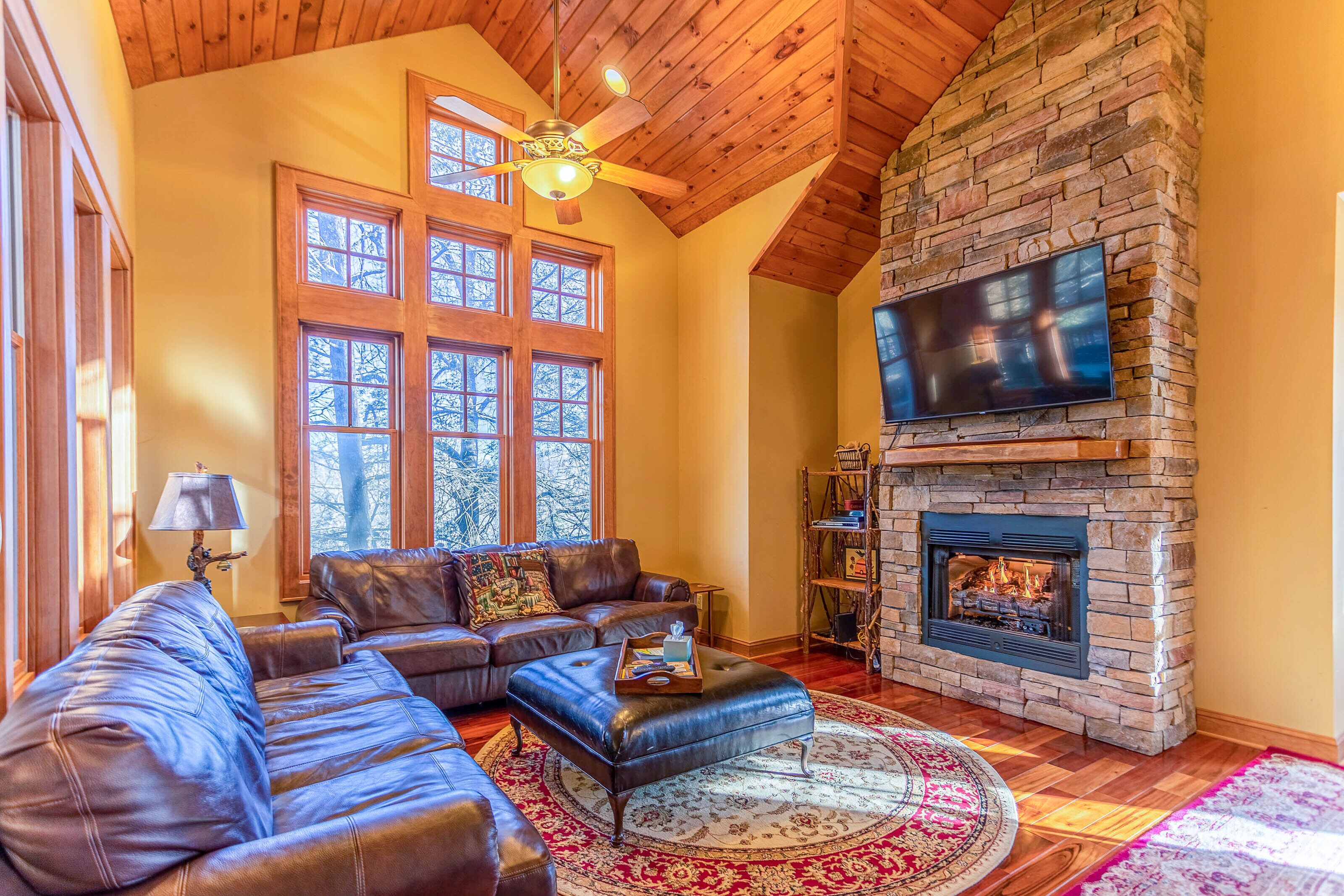 Bearfoot Lodge At Echota Resort - Pool, Gym, Fishing Access! Private Hot Tub! - North Carolina