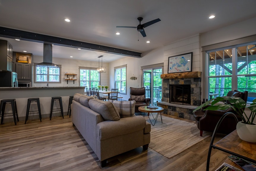 Lake James Country-style House - Deep Cove, Pool, Screen Porch, Kayaks & Sup! - Lake James, NC