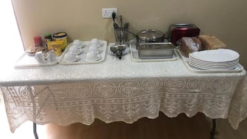 Geladeira, fogão, talheres/pratos/utensílios de cozinha