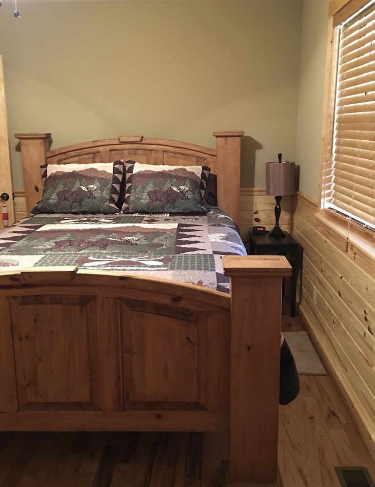 Cabin On The White River. Famous For Clean, Cold Water And Record Size Trout! - Calico Rock, AR