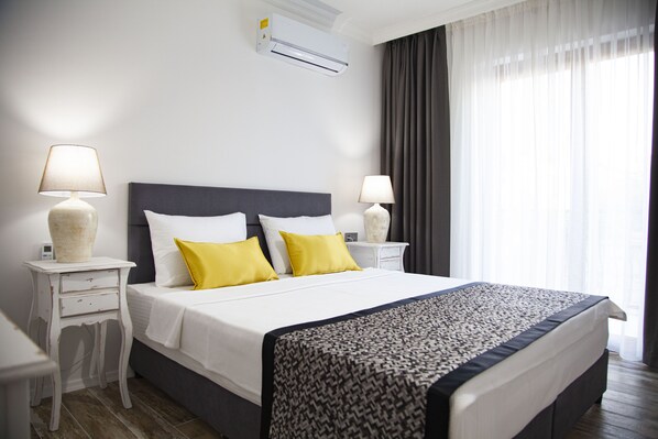 Quarto Duplo Standard, 1 quarto, varanda | Cofre no quarto, cortinas/cortinados opacos, Wi-fi grátis 