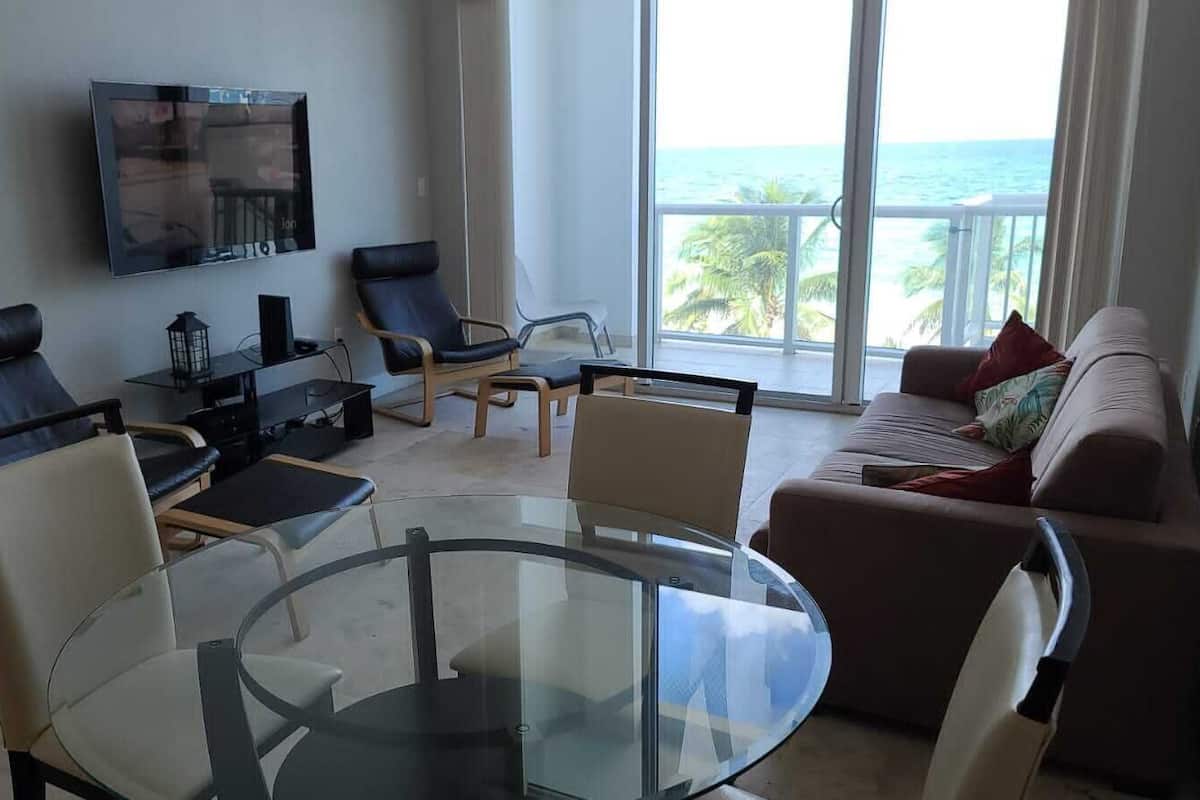 Apartamento | Sala de estar | TV de plasma 32 polegadas com canais digitais, TV
