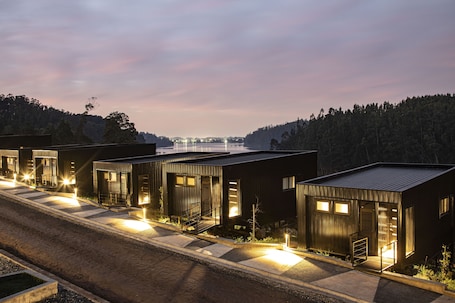 Fachada da propriedade Ć noite