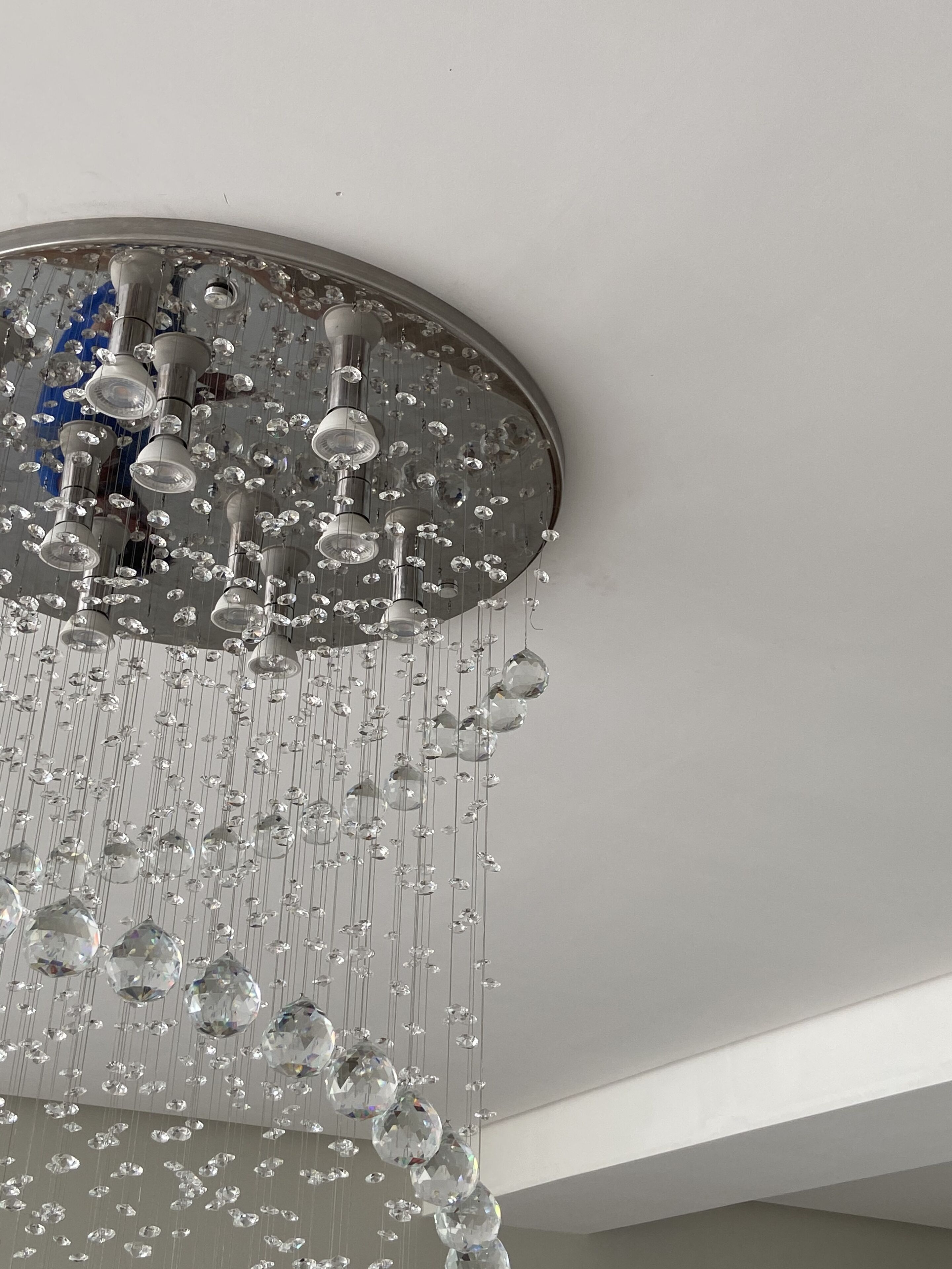 Teto com lustre de cristal.