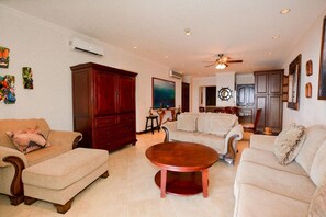 Condo, 2 quartos | Sala de estar | TV