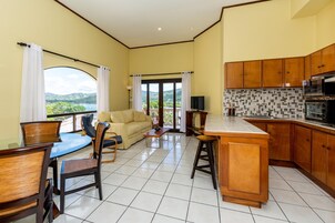 Apartamento em Condomínio Fechado, 1 quarto, vista para o oceano | Cozinha privada | Um frigorífico/congelador grande, um micro-ondas, uma placa de cozinha 