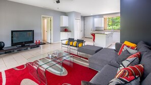 Apartamento em Condomínio Fechado, 1 quarto | Sala | Televisor 