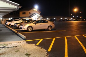 Fachada da propriedade à noite