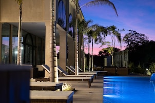 Piscina externa, espreguiçadeiras