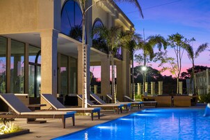 Piscina externa, espreguiçadeiras