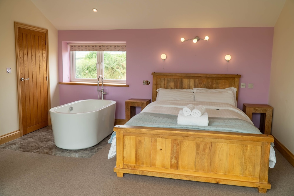 Bluebell Cottage - Two Bedroom Property With Hot Tub, Close To The Beach. - Lancashire