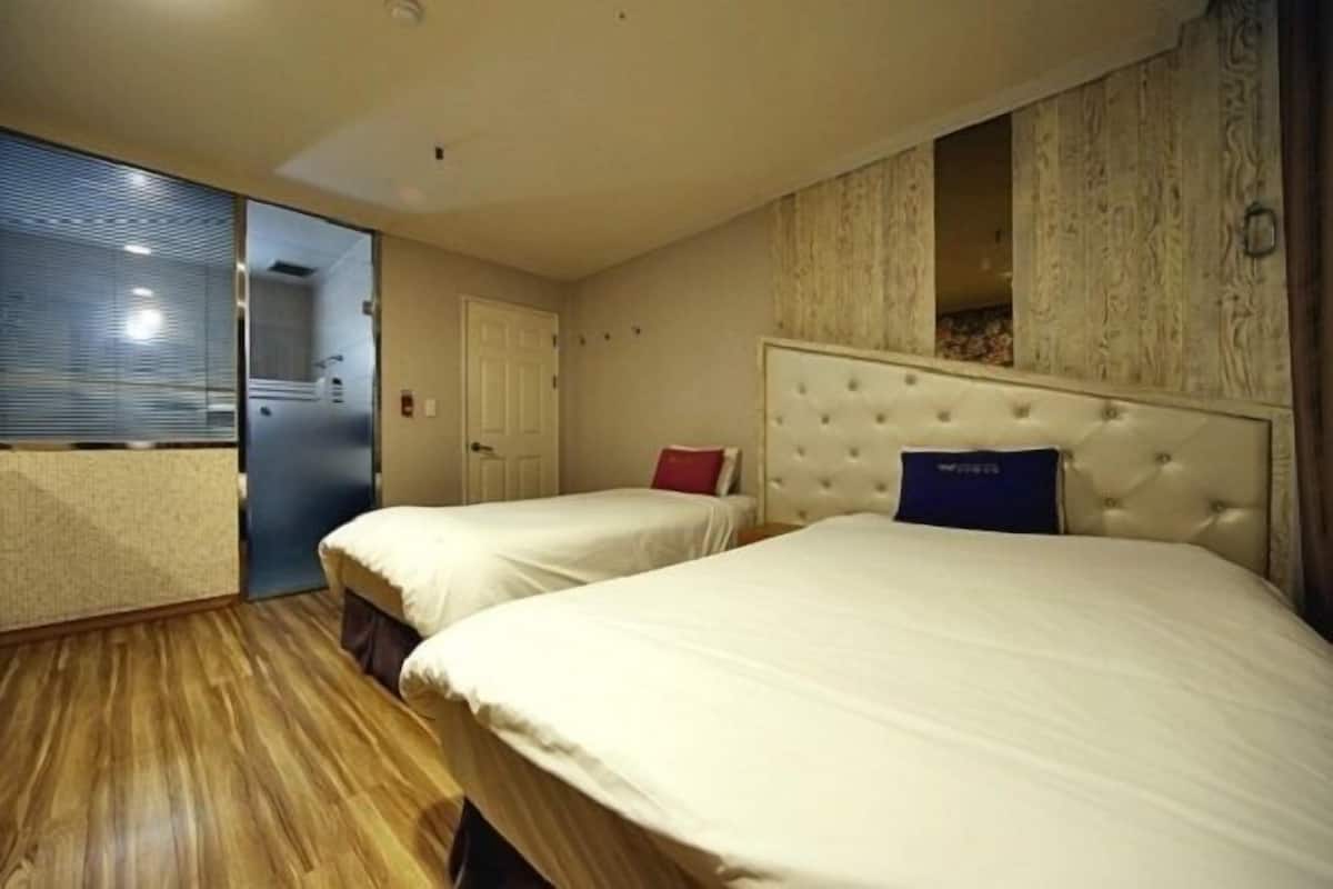 Quarto Twin Empresarial | Minibar grátis, Wi-fi grátis