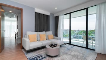 Quarto Duplo ou Twin Deluxe, 2 quartos | Sala de estar | Televisor de ecrã plano de 42 polegadas com canais por cabo, televisor