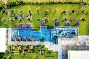Piscina externa, funciona das 6h às 22h, espreguiçadeiras