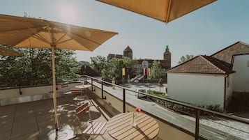 Terraço com espreguiçadeiras