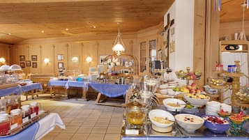Café da manhã com buffet durante a semana (EUR 18 por pessoa)