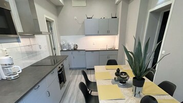 Um frigorífico no espaço comum, um micro-ondas no espaço comum 